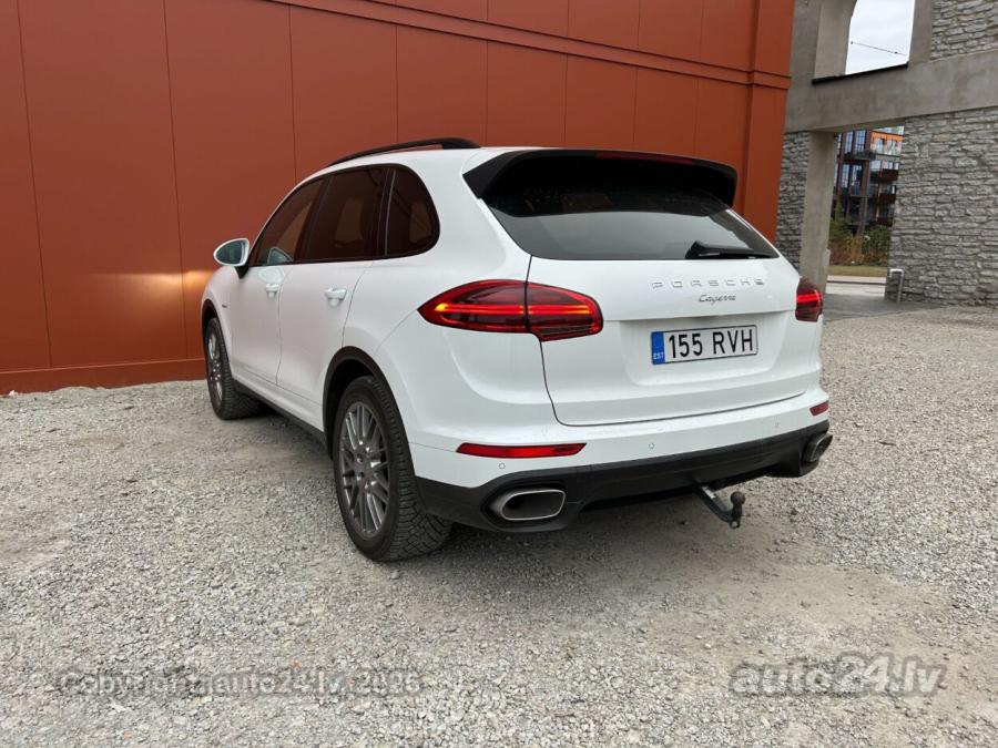 White Porsche Cayenne 2015 in Tallinn, with an engine capacity of 3.00 L and mileage of 263 thousand km for 23399 €, photo 6 on AUTOMOTO.COM.LV