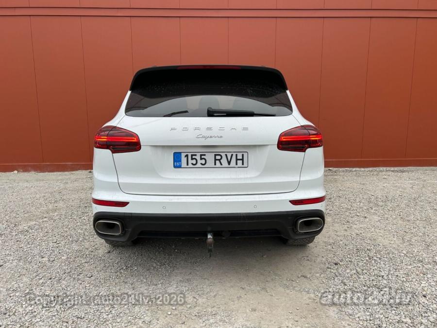 White Porsche Cayenne 2015 in Tallinn, with an engine capacity of 3.00 L and mileage of 263 thousand km for 23399 €, photo 7 on AUTOMOTO.COM.LV