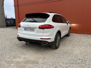 White Porsche Cayenne 2015 in Tallinn, with an engine capacity of 3.00 L and mileage of 263 thousand km for 23399 €, photo 8 on AUTOMOTO.COM.LV