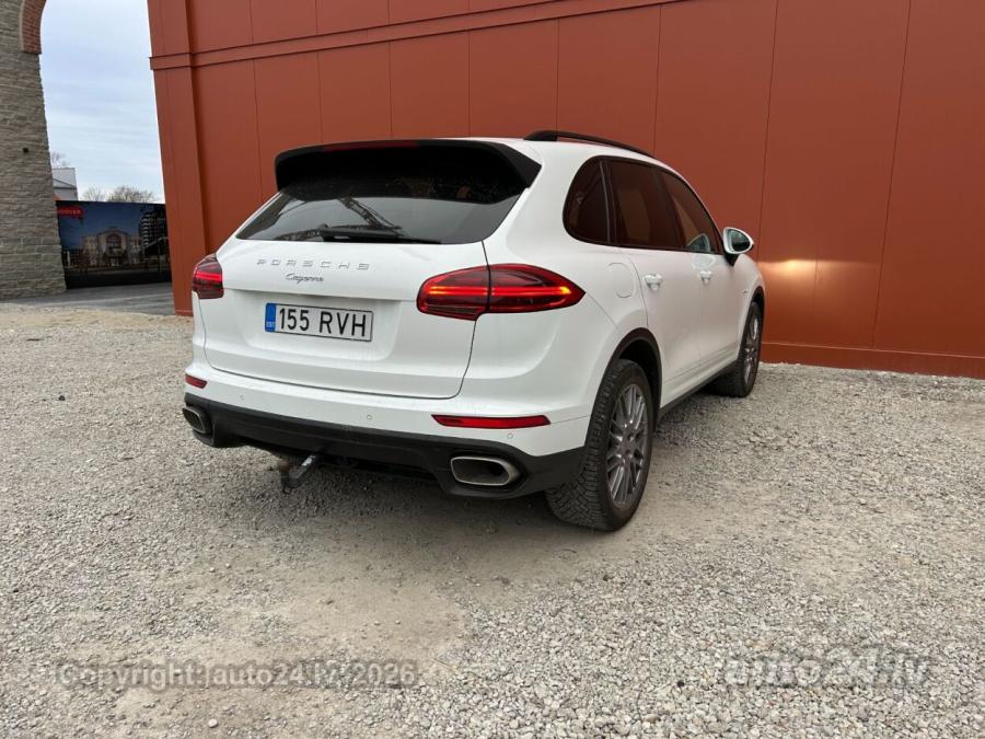 White Porsche Cayenne 2015 in Tallinn, with an engine capacity of 3.00 L and mileage of 263 thousand km for 23399 €, photo 8 on AUTOMOTO.COM.LV