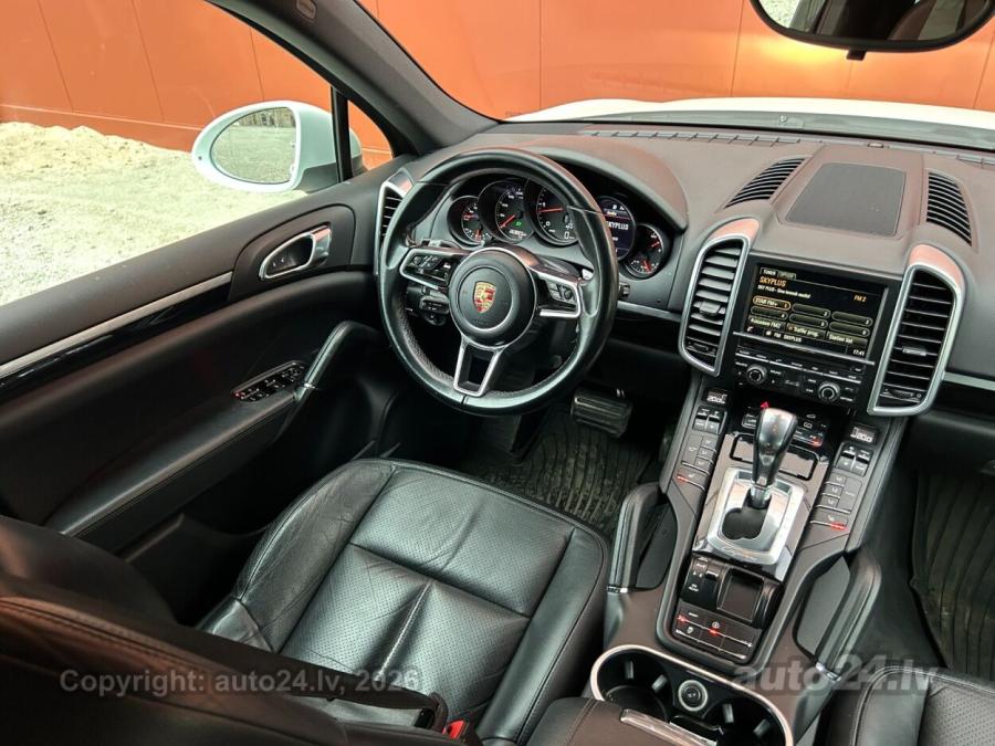 White Porsche Cayenne 2015 in Tallinn, with an engine capacity of 3.00 L and mileage of 263 thousand km for 23399 €, photo 10 on AUTOMOTO.COM.LV