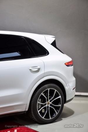 White Porsche Cayenne 2018 in Tallinn, with an engine capacity of 4.00 L and mileage of 132 thousand km for 55000 €, photo 4 on AUTOMOTO.COM.LV
