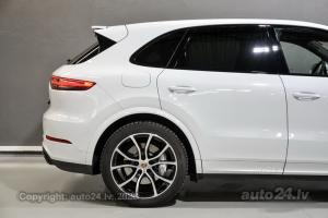 White Porsche Cayenne 2018 in Tallinn, with an engine capacity of 4.00 L and mileage of 132 thousand km for 55000 €, photo 5 on AUTOMOTO.COM.LV