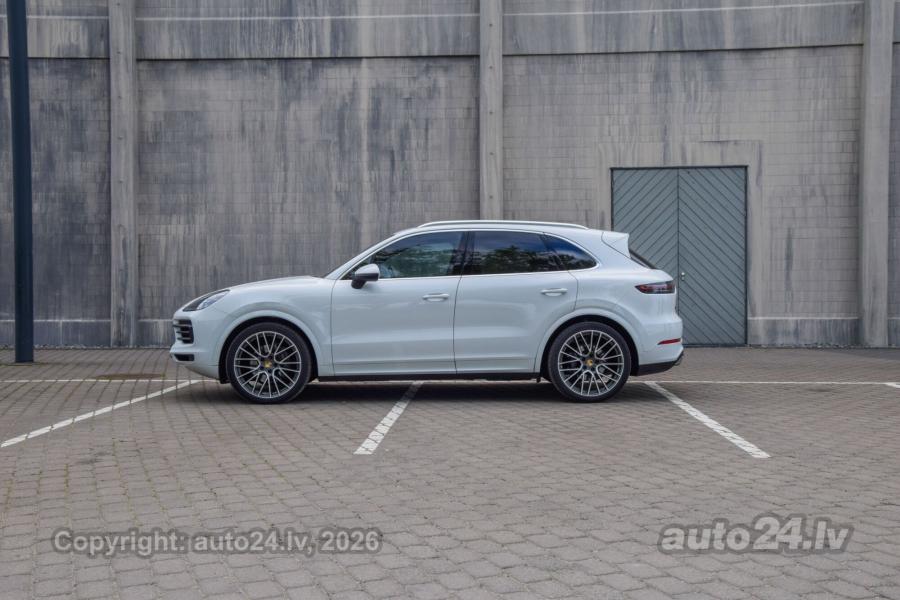 White Porsche Cayenne 2018 in Tallinn, with an engine capacity of 3.00 L and mileage of 233 thousand km for 36900 €, photo 4 on AUTOMOTO.COM.LV