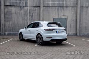 White Porsche Cayenne 2018 in Tallinn, with an engine capacity of 3.00 L and mileage of 233 thousand km for 36900 €, photo 6 on AUTOMOTO.COM.LV