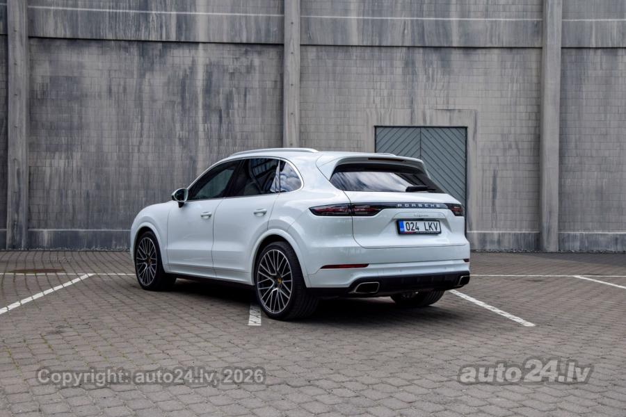 White Porsche Cayenne 2018 in Tallinn, with an engine capacity of 3.00 L and mileage of 233 thousand km for 36900 €, photo 6 on AUTOMOTO.COM.LV