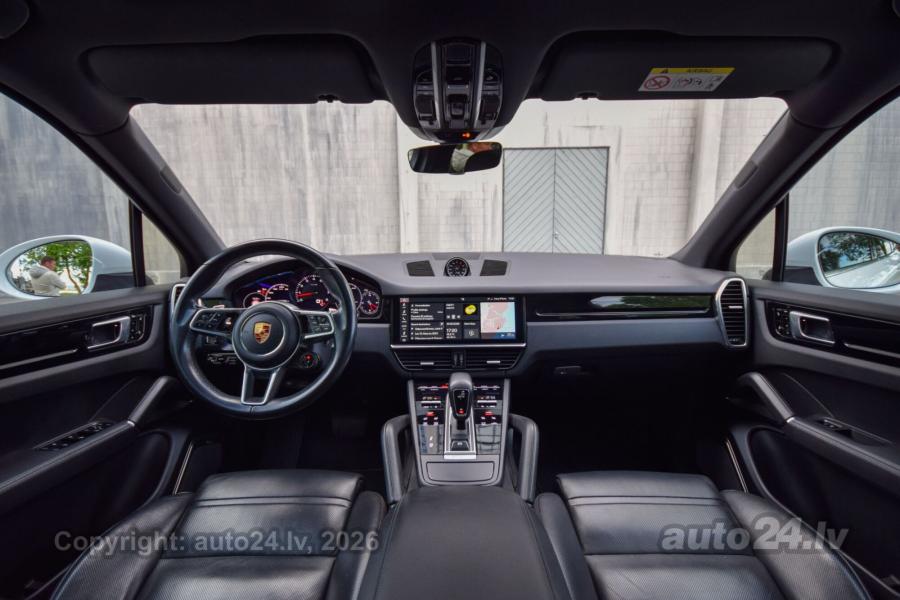 White Porsche Cayenne 2018 in Tallinn, with an engine capacity of 3.00 L and mileage of 233 thousand km for 36900 €, photo 7 on AUTOMOTO.COM.LV