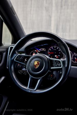 White Porsche Cayenne 2018 in Tallinn, with an engine capacity of 3.00 L and mileage of 233 thousand km for 36900 €, photo 8 on AUTOMOTO.COM.LV