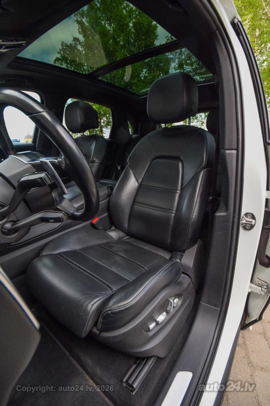 White Porsche Cayenne 2018 in Tallinn, with an engine capacity of 3.00 L and mileage of 233 thousand km for 36900 €, photo 11 on AUTOMOTO.COM.LV