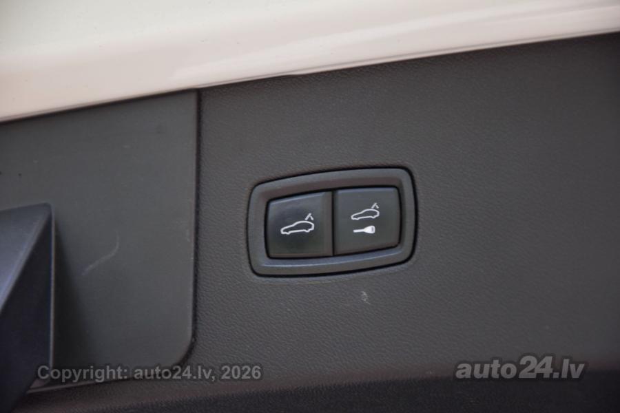 White Porsche Cayenne 2018 in Tallinn, with an engine capacity of 3.00 L and mileage of 233 thousand km for 36900 €, photo 12 on AUTOMOTO.COM.LV