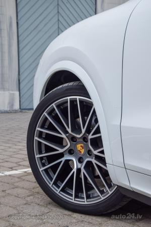 White Porsche Cayenne 2018 in Tallinn, with an engine capacity of 3.00 L and mileage of 233 thousand km for 36900 €, photo 13 on AUTOMOTO.COM.LV