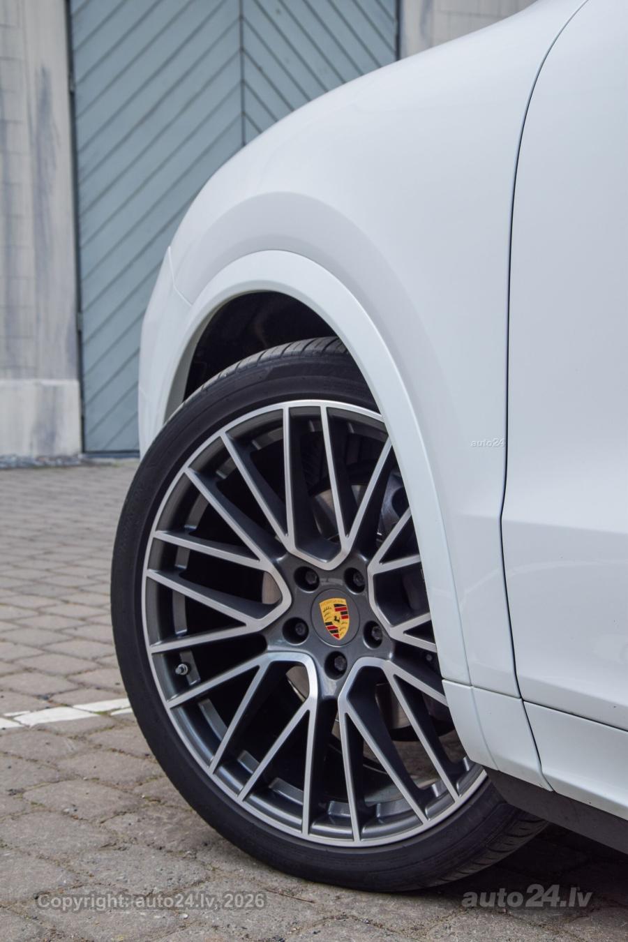 White Porsche Cayenne 2018 in Tallinn, with an engine capacity of 3.00 L and mileage of 233 thousand km for 36900 €, photo 13 on AUTOMOTO.COM.LV