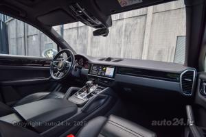 White Porsche Cayenne 2018 in Tallinn, with an engine capacity of 3.00 L and mileage of 233 thousand km for 36900 €, photo 14 on AUTOMOTO.COM.LV