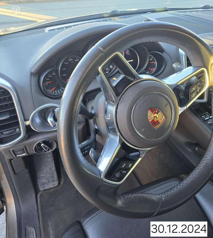 Yellow Porsche Cayenne 2016 in Tallinn, with an engine capacity of 2.97 L and mileage of 98 thousand km for 32000 €, photo 2 on AUTOMOTO.COM.LV
