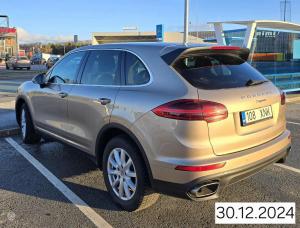 Yellow Porsche Cayenne 2016 in Tallinn, with an engine capacity of 2.97 L and mileage of 98 thousand km for 32000 €, photo 9 on AUTOMOTO.COM.LV