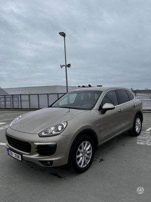 Yellow Porsche Cayenne 2016 in Tallinn, with an engine capacity of 2.97 L and mileage of 98 thousand km for 32000 €, photo 16 on AUTOMOTO.COM.LV