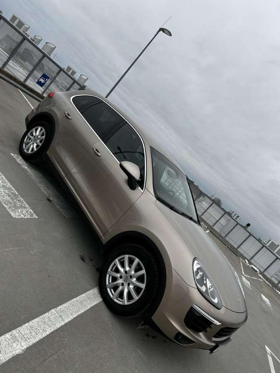 Yellow Porsche Cayenne 2016 in Tallinn, with an engine capacity of 2.97 L and mileage of 98 thousand km for 32000 €, photo 22 on AUTOMOTO.COM.LV
