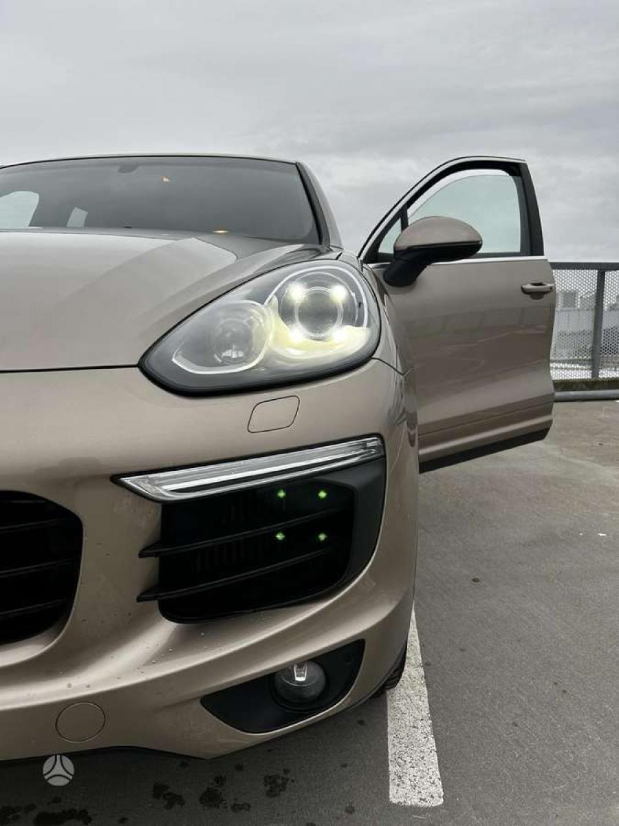 Yellow Porsche Cayenne 2016 in Tallinn, with an engine capacity of 2.97 L and mileage of 98 thousand km for 32000 €, photo 30 on AUTOMOTO.COM.LV