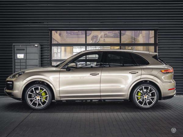 Yellow Porsche Cayenne 2018 in Vilnius, with an engine capacity of 3.00 L and mileage of 117 thousand km for 52911 €, photo 2 on AUTOMOTO.COM.LV