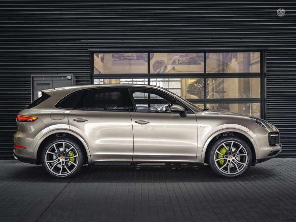 Yellow Porsche Cayenne 2018 in Vilnius, with an engine capacity of 3.00 L and mileage of 117 thousand km for 52911 €, photo 6 on AUTOMOTO.COM.LV