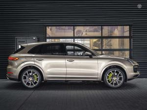 Yellow Porsche Cayenne 2018 in Vilnius, with an engine capacity of 3.00 L and mileage of 117 thousand km for 52911 €, photo 6 on AUTOMOTO.COM.LV