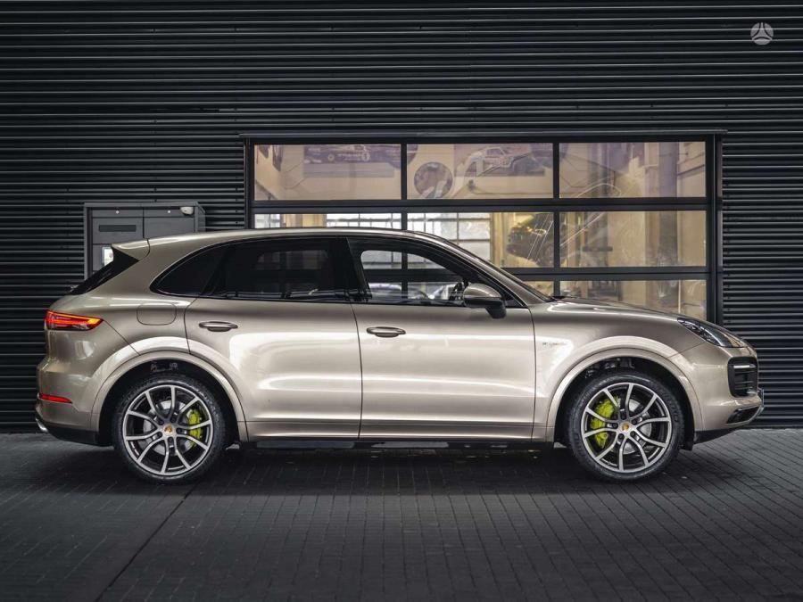 Yellow Porsche Cayenne 2018 in Vilnius, with an engine capacity of 3.00 L and mileage of 117 thousand km for 52911 €, photo 6 on AUTOMOTO.COM.LV