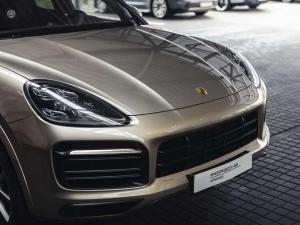 Yellow Porsche Cayenne 2018 in Vilnius, with an engine capacity of 3.00 L and mileage of 117 thousand km for 52911 €, photo 9 on AUTOMOTO.COM.LV