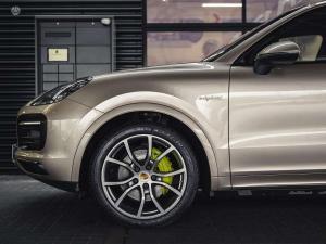 Yellow Porsche Cayenne 2018 in Vilnius, with an engine capacity of 3.00 L and mileage of 117 thousand km for 52911 €, photo 17 on AUTOMOTO.COM.LV
