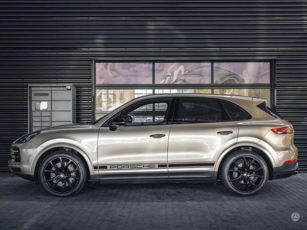 Yellow Porsche Cayenne 2019 in Vilnius, with an engine capacity of 2.89 L and mileage of 132 thousand km for 63911 €, photo 3 on AUTOMOTO.COM.LV