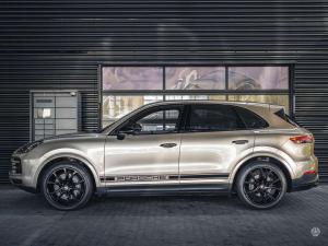 Yellow Porsche Cayenne 2019 in Vilnius, with an engine capacity of 2.89 L and mileage of 132 thousand km for 63911 €, photo 3 on AUTOMOTO.COM.LV