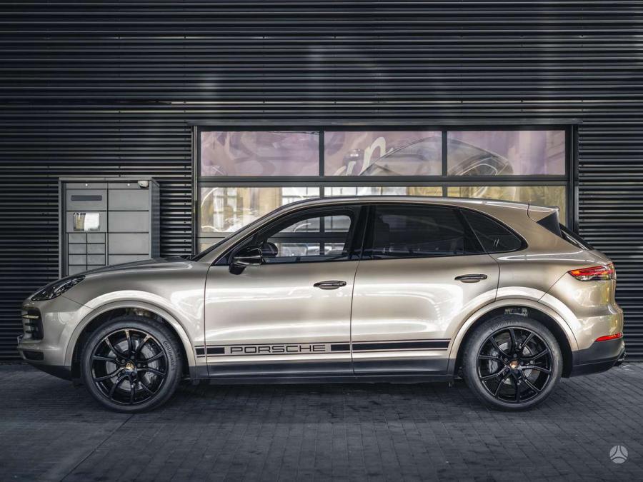 Yellow Porsche Cayenne 2019 in Vilnius, with an engine capacity of 2.89 L and mileage of 132 thousand km for 63911 €, photo 3 on AUTOMOTO.COM.LV