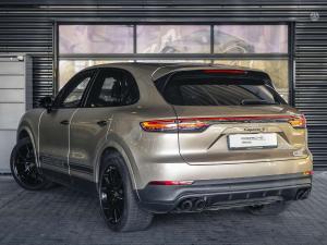 Yellow Porsche Cayenne 2019 in Vilnius, with an engine capacity of 2.89 L and mileage of 132 thousand km for 63911 €, photo 4 on AUTOMOTO.COM.LV