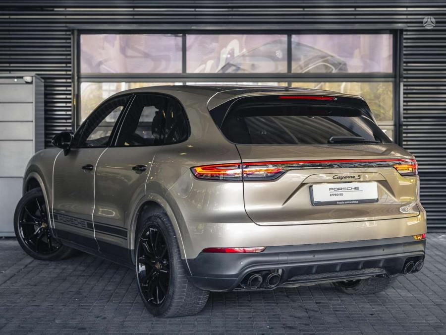 Yellow Porsche Cayenne 2019 in Vilnius, with an engine capacity of 2.89 L and mileage of 132 thousand km for 63911 €, photo 4 on AUTOMOTO.COM.LV