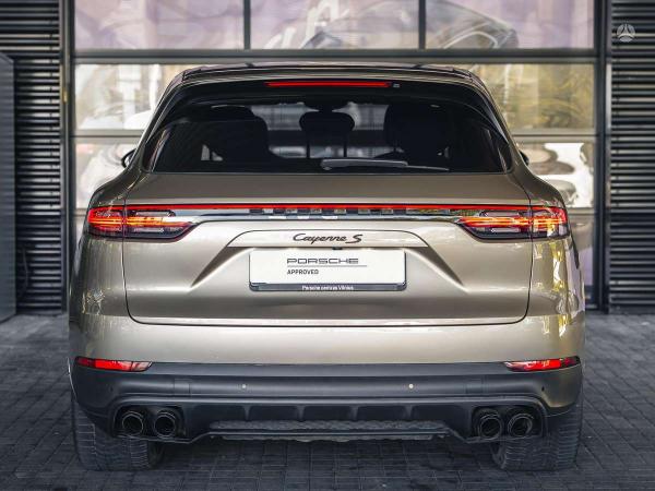 Yellow Porsche Cayenne 2019 in Vilnius, with an engine capacity of 2.89 L and mileage of 132 thousand km for 63911 €, photo 5 on AUTOMOTO.COM.LV
