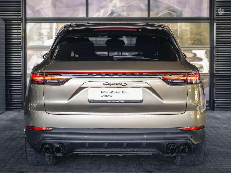 Yellow Porsche Cayenne 2019 in Vilnius, with an engine capacity of 2.89 L and mileage of 132 thousand km for 63911 €, photo 5 on AUTOMOTO.COM.LV