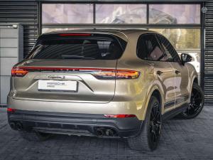 Yellow Porsche Cayenne 2019 in Vilnius, with an engine capacity of 2.89 L and mileage of 132 thousand km for 63911 €, photo 6 on AUTOMOTO.COM.LV