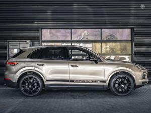 Yellow Porsche Cayenne 2019 in Vilnius, with an engine capacity of 2.89 L and mileage of 132 thousand km for 63911 €, photo 7 on AUTOMOTO.COM.LV