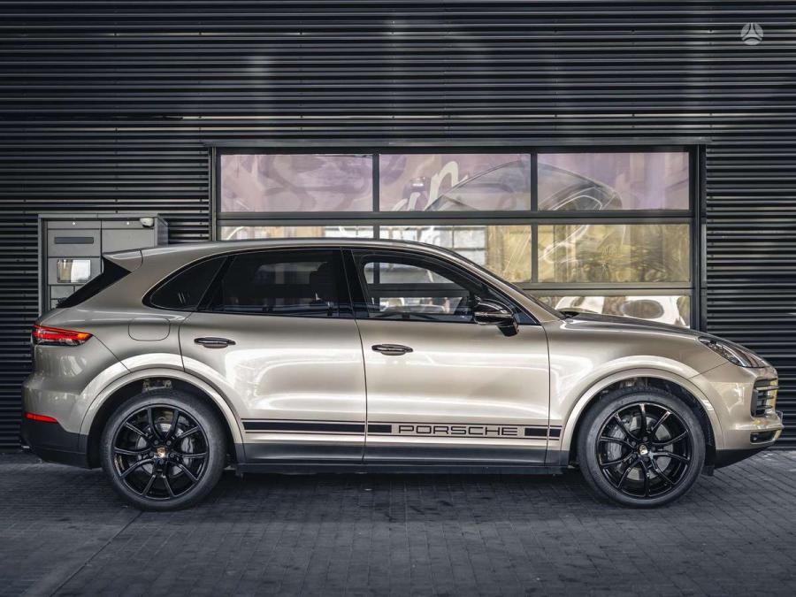 Yellow Porsche Cayenne 2019 in Vilnius, with an engine capacity of 2.89 L and mileage of 132 thousand km for 63911 €, photo 7 on AUTOMOTO.COM.LV