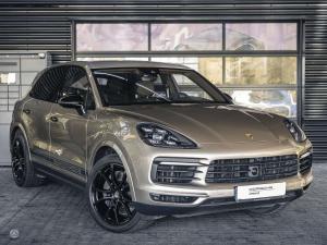 Yellow Porsche Cayenne 2019 in Vilnius, with an engine capacity of 2.89 L and mileage of 132 thousand km for 63911 €, photo 8 on AUTOMOTO.COM.LV