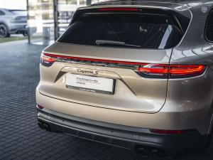 Yellow Porsche Cayenne 2019 in Vilnius, with an engine capacity of 2.89 L and mileage of 132 thousand km for 63911 €, photo 17 on AUTOMOTO.COM.LV