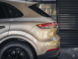Yellow Porsche Cayenne 2019 in Vilnius, with an engine capacity of 2.89 L and mileage of 132 thousand km for 63911 €, photo 18 on AUTOMOTO.COM.LV