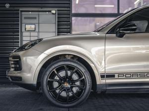 Yellow Porsche Cayenne 2019 in Vilnius, with an engine capacity of 2.89 L and mileage of 132 thousand km for 63911 €, photo 21 on AUTOMOTO.COM.LV