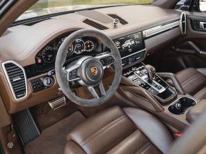 Yellow Porsche Cayenne 2019 in Vilnius, with an engine capacity of 2.89 L and mileage of 132 thousand km for 63911 €, photo 26 on AUTOMOTO.COM.LV