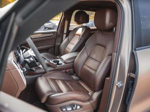 Yellow Porsche Cayenne 2019 in Vilnius, with an engine capacity of 2.89 L and mileage of 132 thousand km for 63911 €, photo 27 on AUTOMOTO.COM.LV