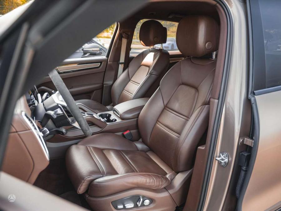 Yellow Porsche Cayenne 2019 in Vilnius, with an engine capacity of 2.89 L and mileage of 132 thousand km for 63911 €, photo 27 on AUTOMOTO.COM.LV