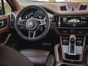 Yellow Porsche Cayenne 2019 in Vilnius, with an engine capacity of 2.89 L and mileage of 132 thousand km for 63911 €, photo 29 on AUTOMOTO.COM.LV