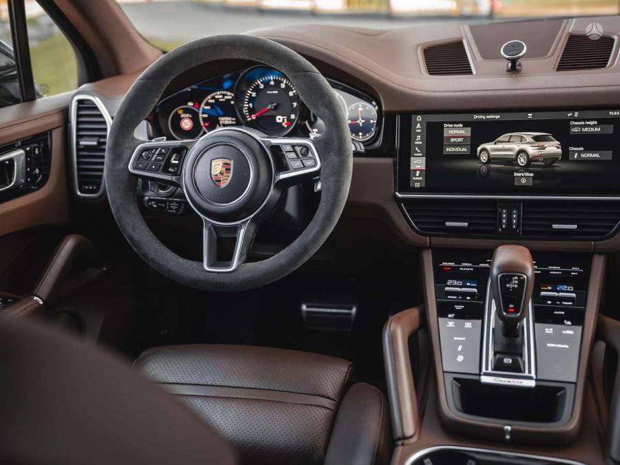 Yellow Porsche Cayenne 2019 in Vilnius, with an engine capacity of 2.89 L and mileage of 132 thousand km for 63911 €, photo 29 on AUTOMOTO.COM.LV