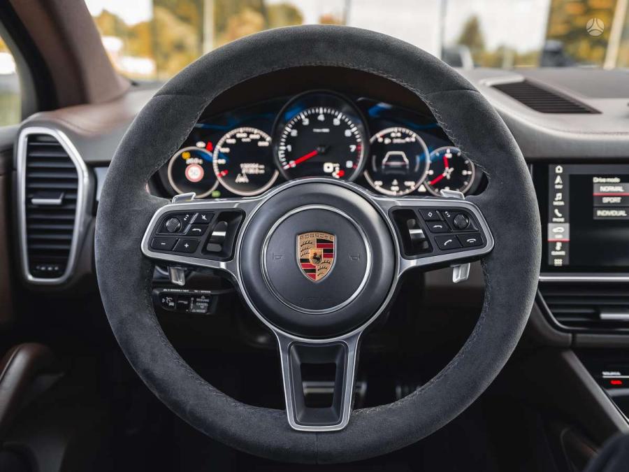 Yellow Porsche Cayenne 2019 in Vilnius, with an engine capacity of 2.89 L and mileage of 132 thousand km for 63911 €, photo 30 on AUTOMOTO.COM.LV