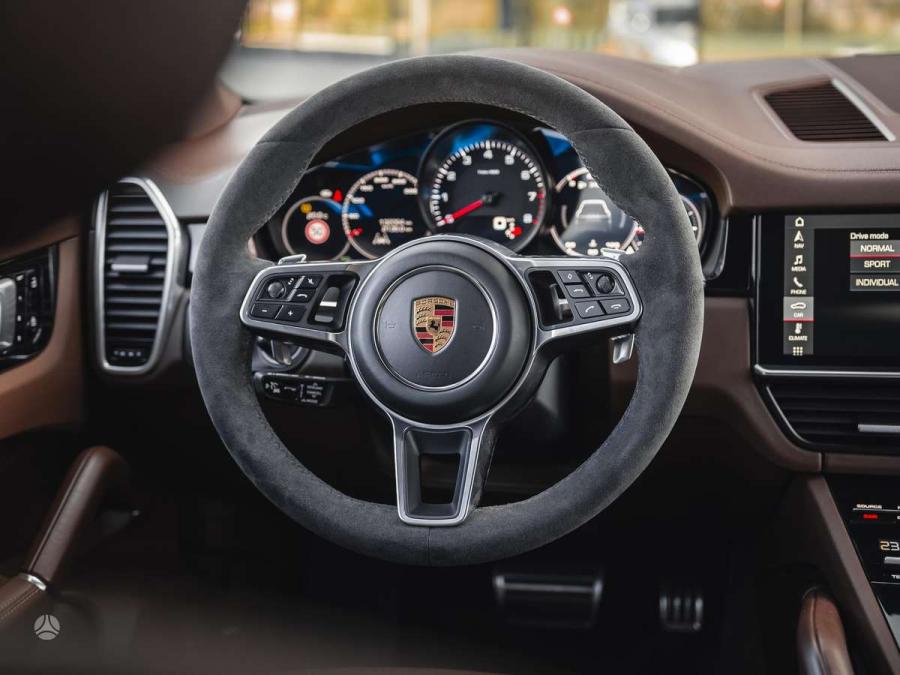 Yellow Porsche Cayenne 2019 in Vilnius, with an engine capacity of 2.89 L and mileage of 132 thousand km for 63911 €, photo 33 on AUTOMOTO.COM.LV