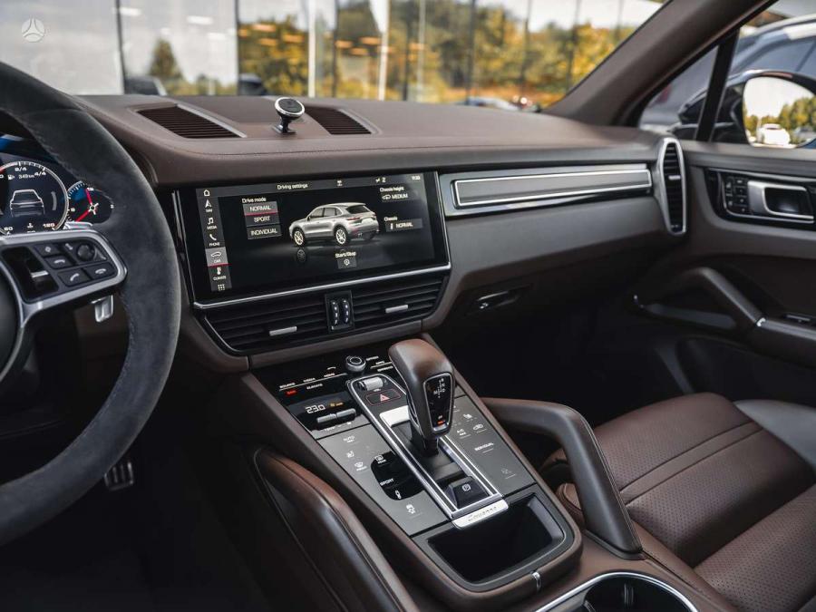 Yellow Porsche Cayenne 2019 in Vilnius, with an engine capacity of 2.89 L and mileage of 132 thousand km for 63911 €, photo 34 on AUTOMOTO.COM.LV